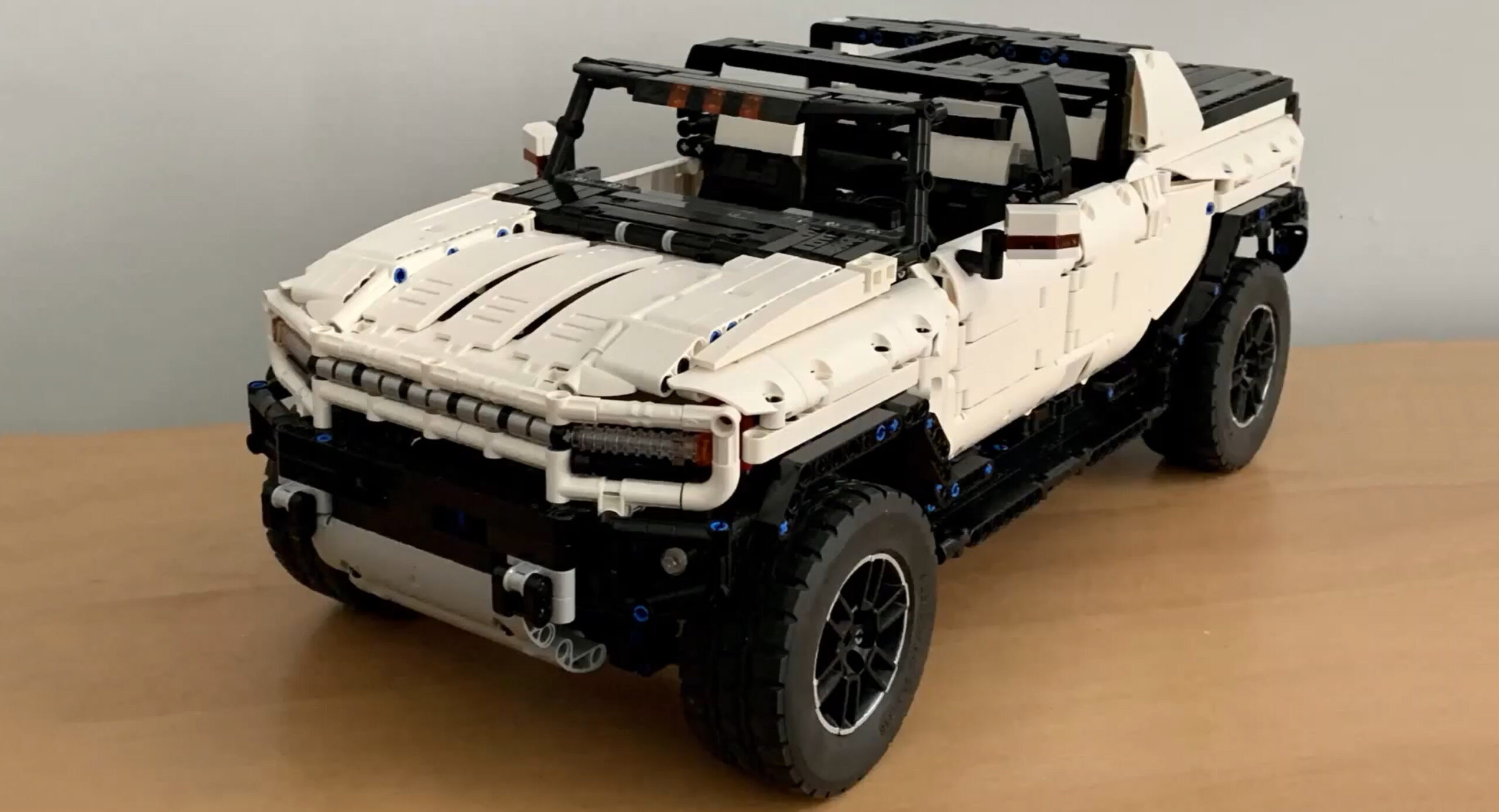 Рівень деталізації зашкалює: з конструктора Lego зібрали електричний ...