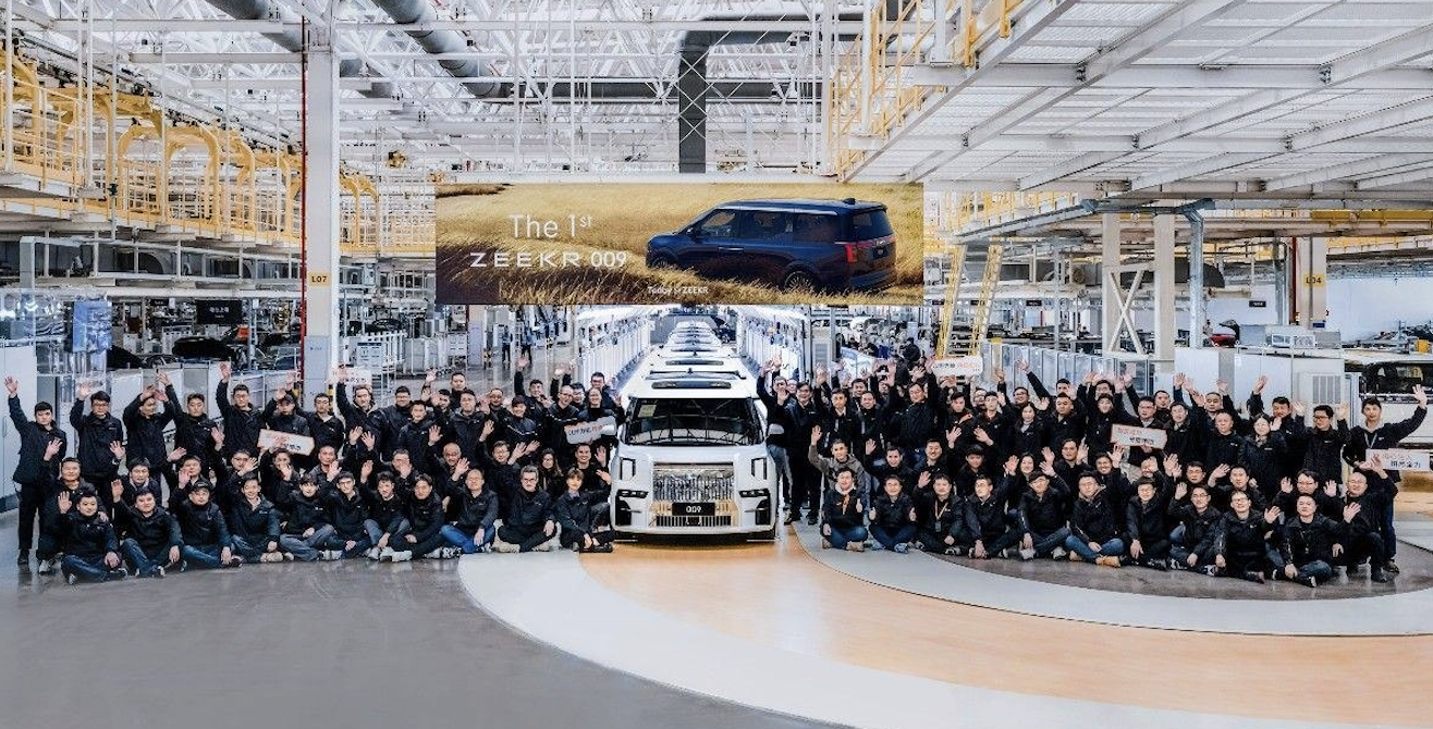 Geely розпочали випуск шестимісного електричного мінівена Zeekr 009 ...