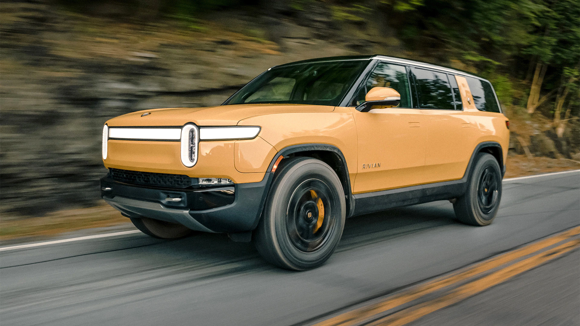 Електричний Rivian R1S став найбезпечнішим позашляховиком: відео краш ...