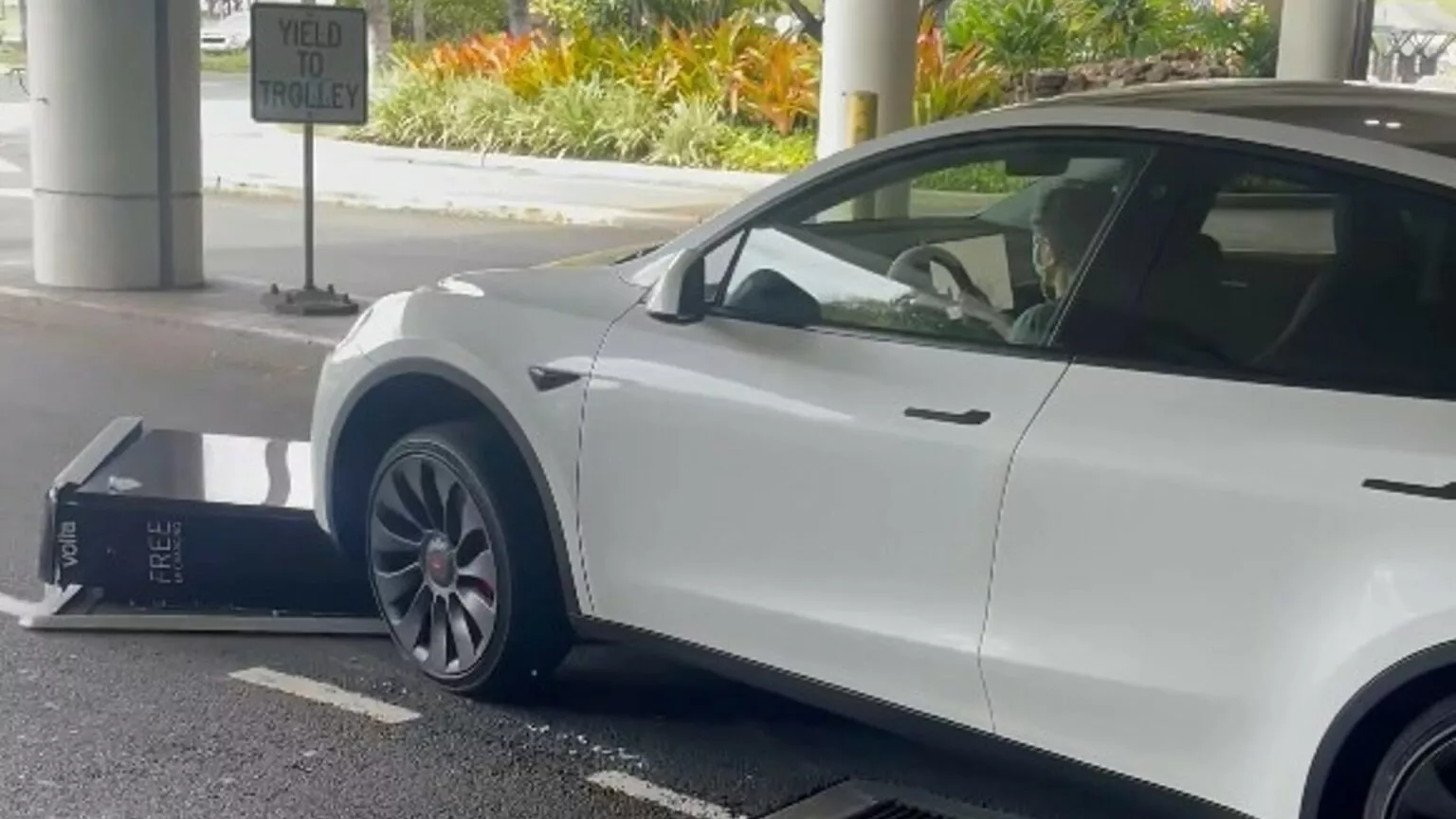 Відео дня: водійка Tesla переїхала зарядну станцію і поволокла її перед ...