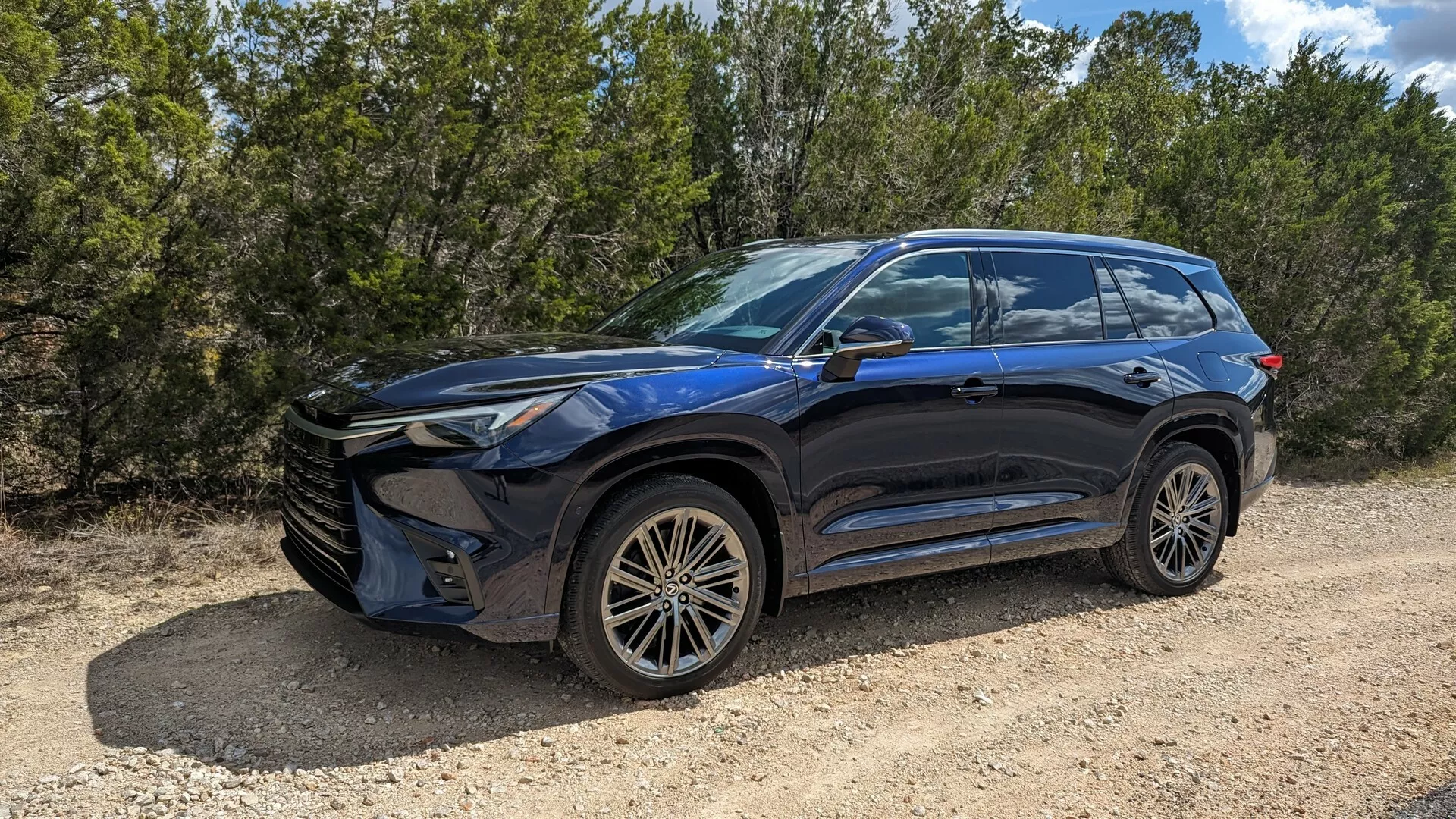 Понад 50 км на електротязі та менше 6 секунд до сотні: Lexus розкрив ...