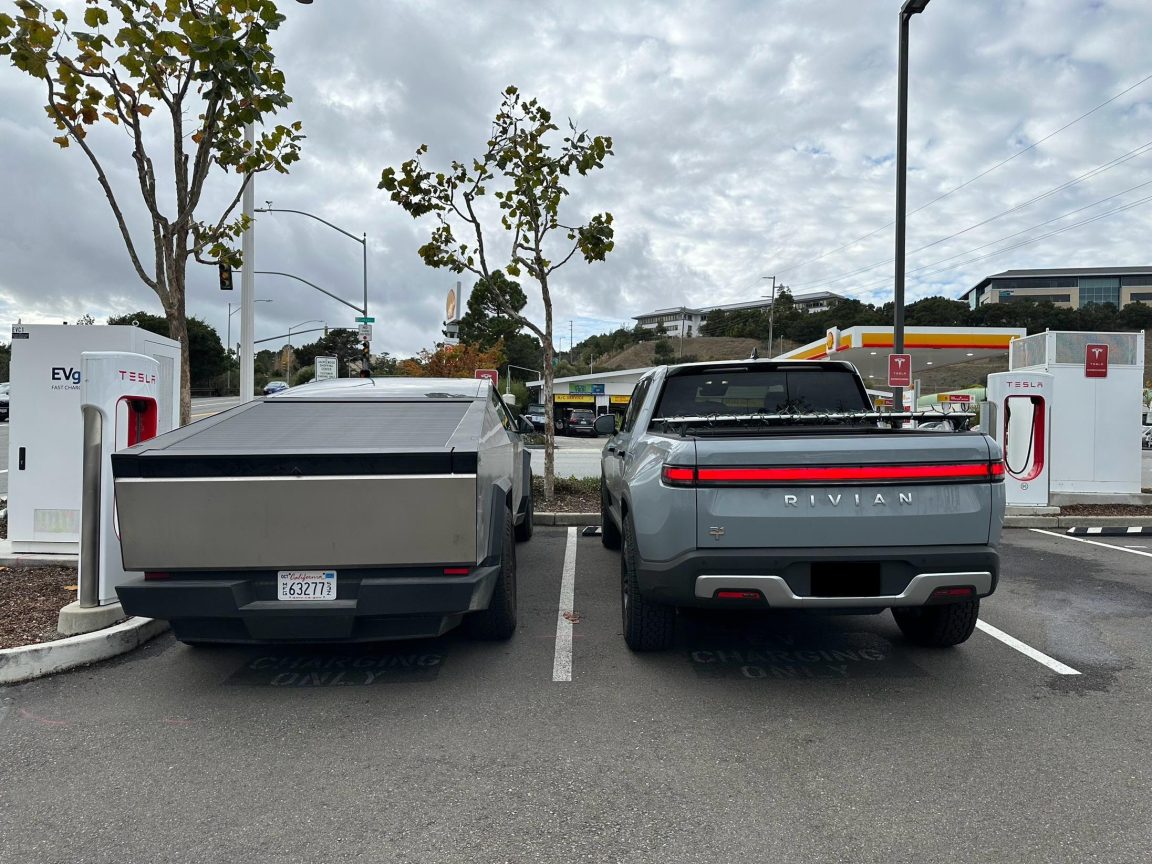 Гонки на бездоріжжі: електричні пікапи Tesla Cybertruck та Rivian R1T ...