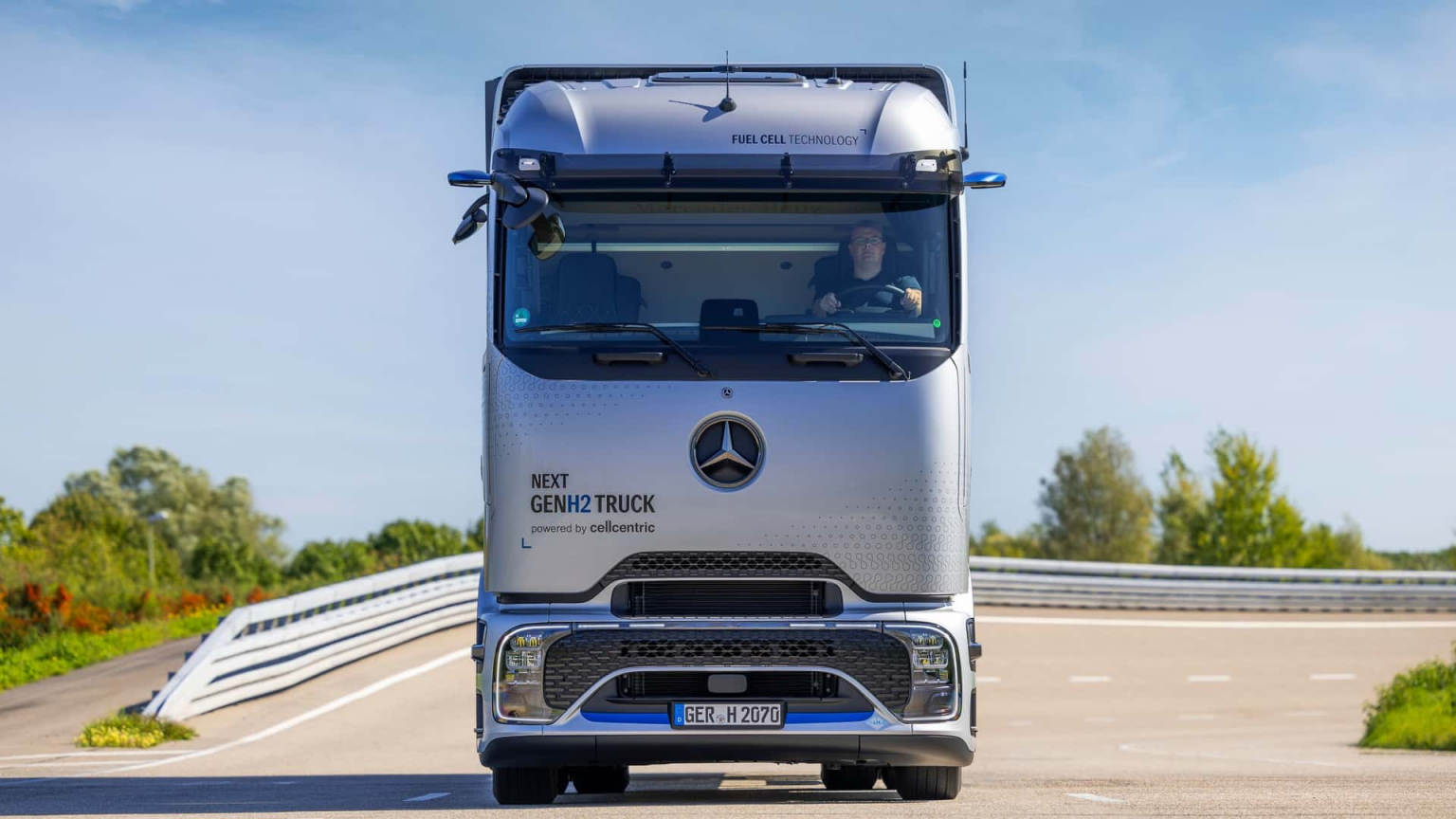 Mercedes-Benz запускає у виробництво магістральний тягач на водні ...